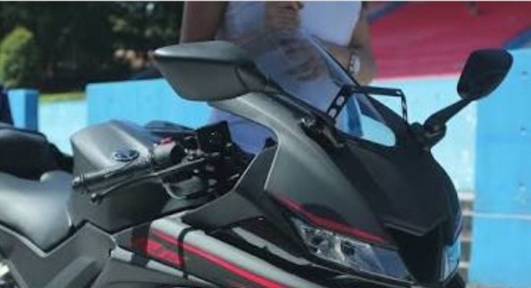 Yamaha R15 V3.0 vs KTM RC 200 Comparison of Price, Specifications