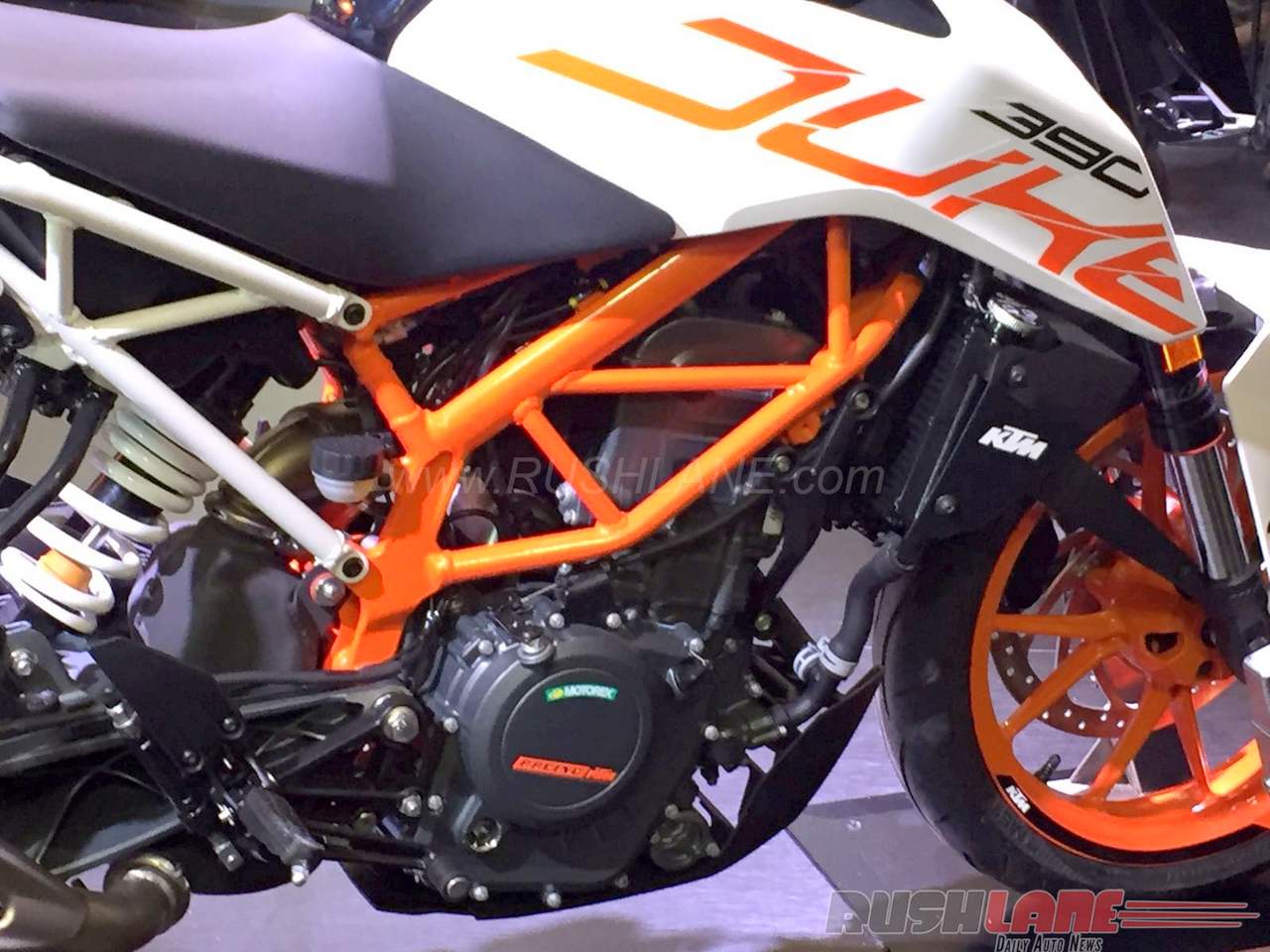 New 2018 KTM Duke 390 Launched with White Paint Option – Price, Specs ...