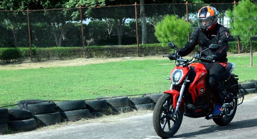 Complete Features Of Revolt RV400 Electric Motorcycle Explained!