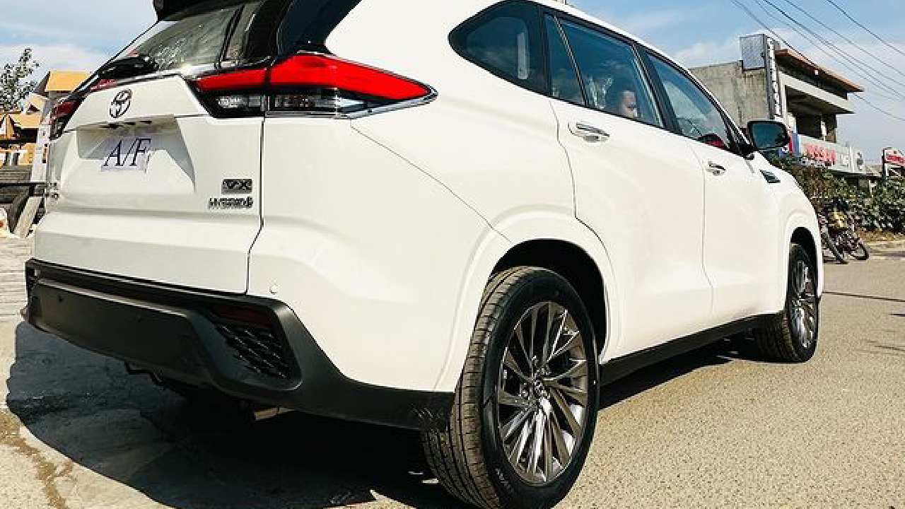 First Ever Toyota Innova Hycross with Aftermarket 18-inch Alloy Wheels ...