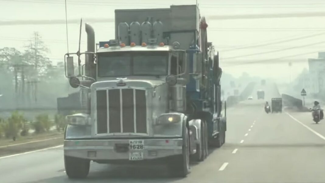 American Peterbilt Truck Worth Rs 2 Crore Spotted in India [VIDEO ...