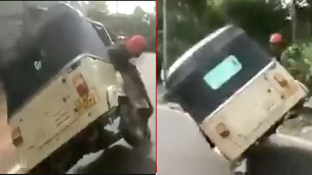 Autorickshaw Driver Changes Punctured Tyre On the Move! » Car Blog India