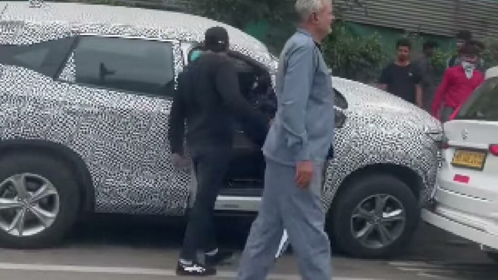 Tata Harrier Facelift Test Mule Crashes Into Divider » Car Blog India