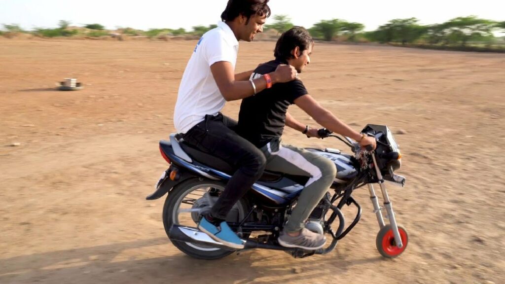 Vlogger Rides Hero Splendor with Toy Wheel at Front – VIDEO » Car Blog ...