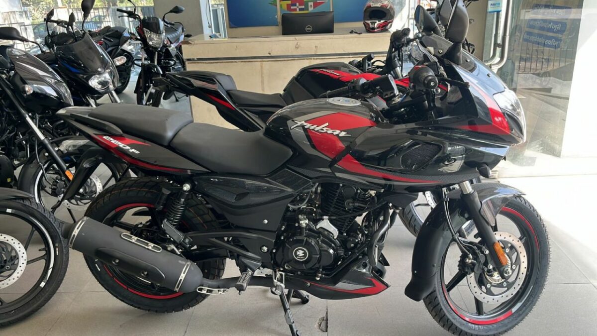 New 2026 Bajaj Pulsar 220F Features, Specs, Price